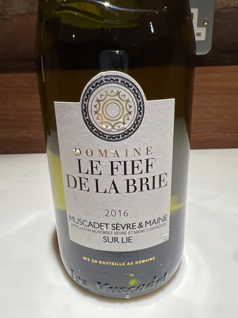 2016 Domaine le Fief de la Brie Muscadet de Sèvre-et-Maine sur lie ...