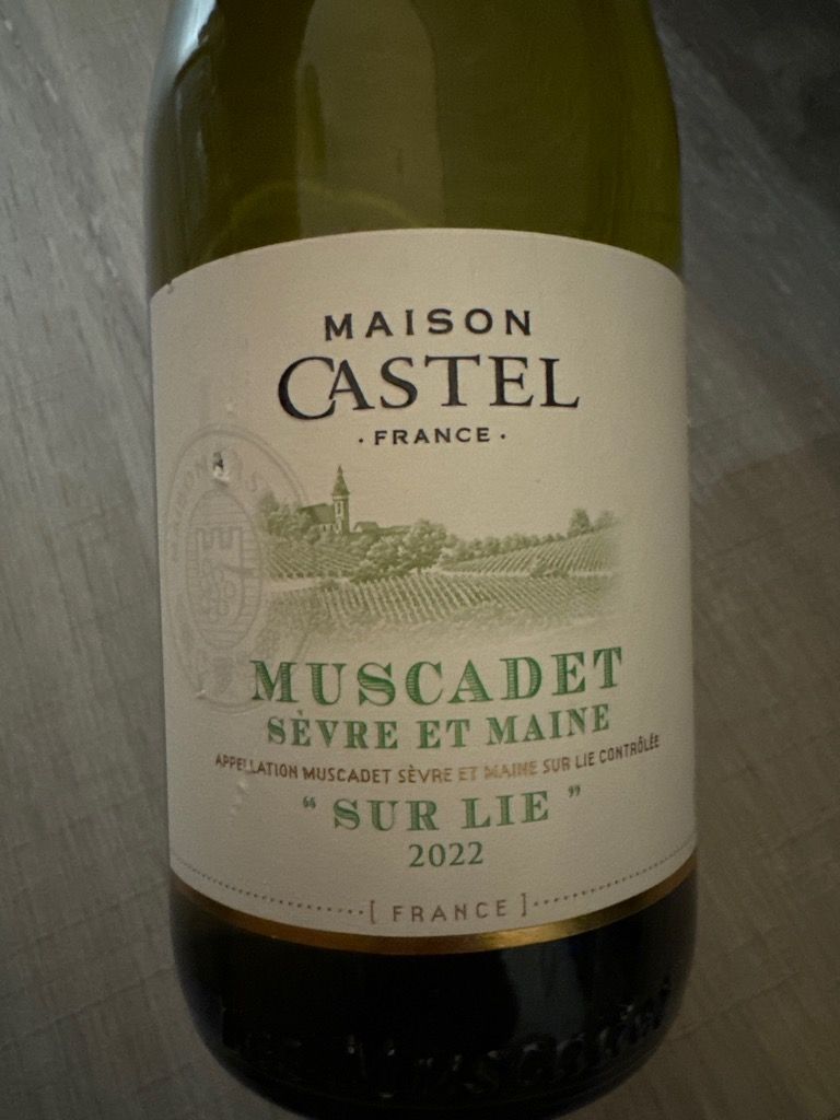 2022 Maison Castel Muscadet de Sèvre-et-Maine sur lie, France, Loire ...